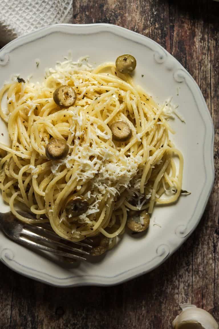 Spaghetti With Olive Oil, Garlic, And Olives - Real Greek Recipes